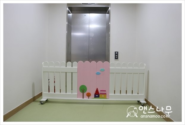 앤스나무엘리베이트안전울타리엘리베이터울타리엘리베이터안전문가림막안전시설엘리베이터휀스칸막이이동식울타리바퀴울타리예쁜