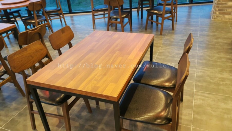 열린탁자진주 이차이 중국요리전문점탁자테이블멀바우테이블회전원형테이블철재다리테이블중식원형탁자식당식탁업소용의자원목